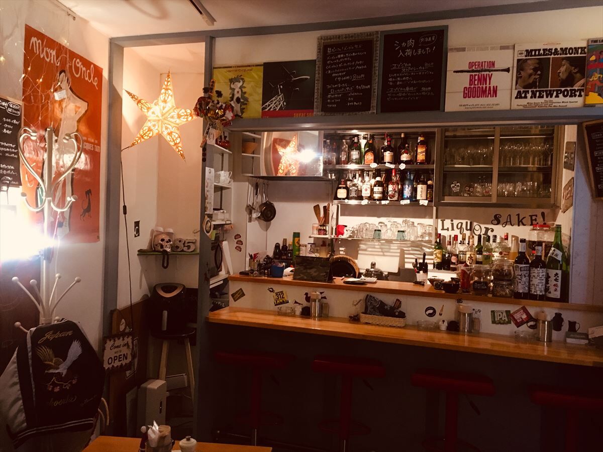 鶴屋町のバー・85bar+kitchenは地域密着型の人気店です